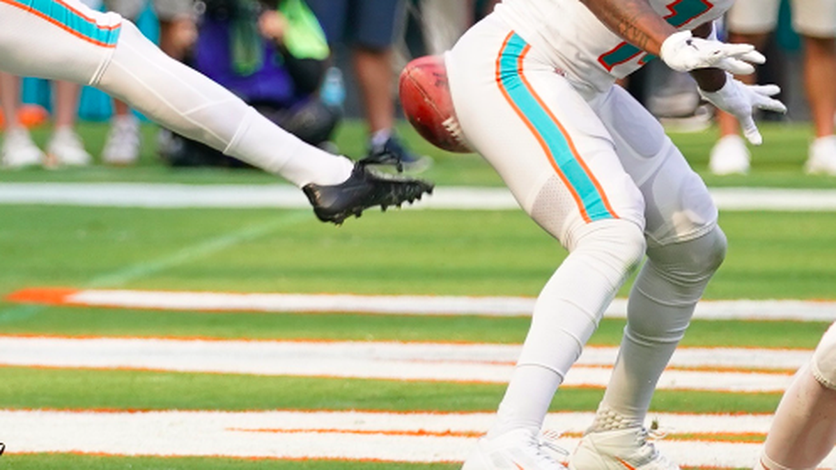 NFL-Highlights: Ein Punt in den Po und DeVonta Smith im Batman-Cape