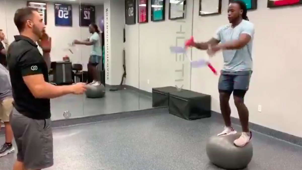 Footballer Alvin Kamara zeigt Koordinations-Training auf höchstem Level