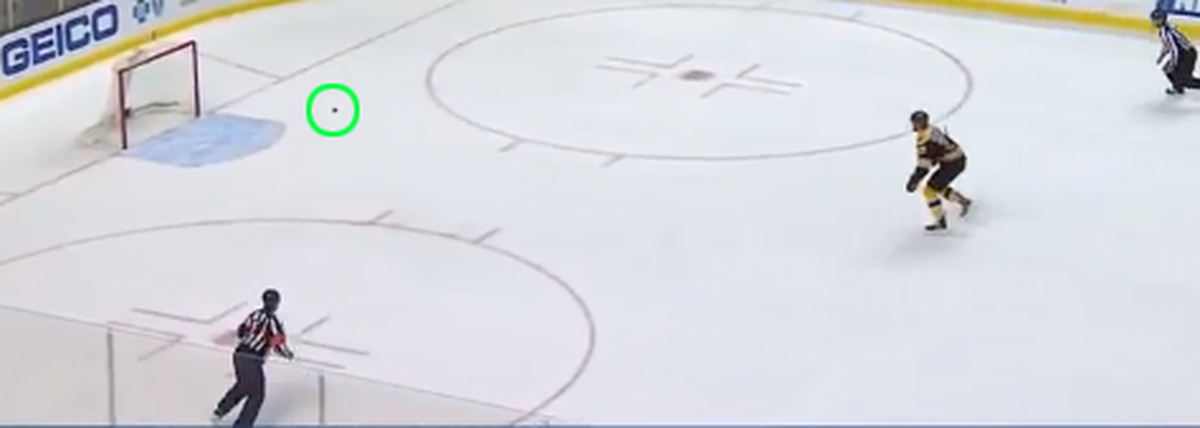 So einen Empty-Netter habt ihr noch nie gesehen: Der Puck macht eine ...