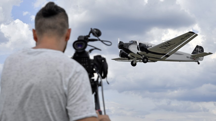 Absturz der JU-52 – Behörden suchen Videos vom Start der Unglücksmaschine. Absturz der JU-52 – Behörden suchen Videos vom Start der Unglücksmaschine.