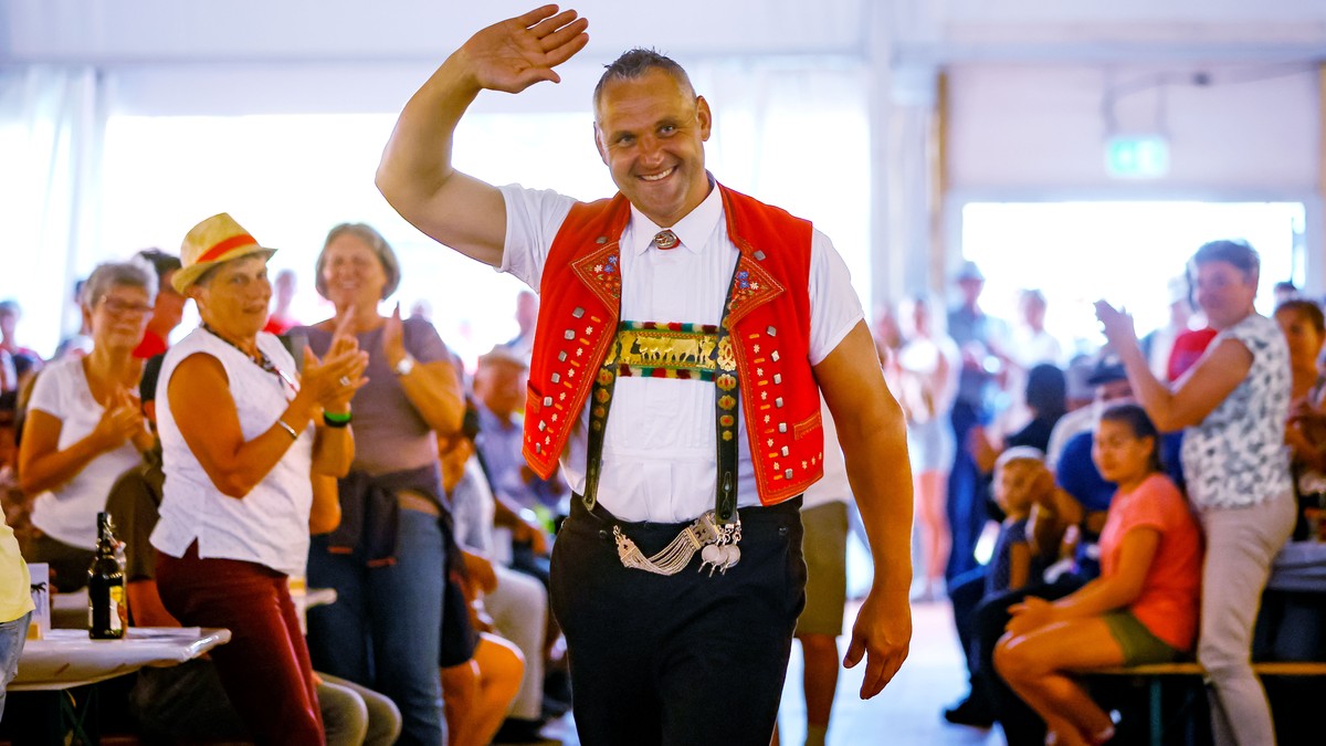 Ein Zwicken als Zeichen – Schwingerkönig Nöldi Forrer tritt zurück
