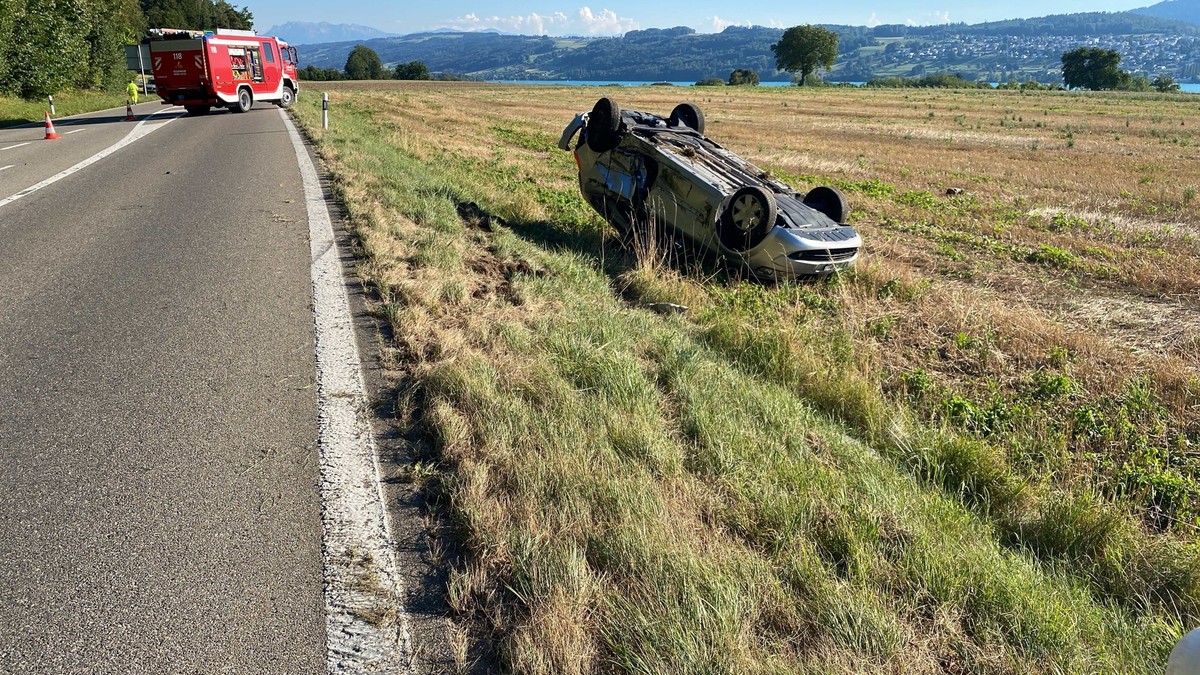 Auto landet in Meisterschwanden AG nach Kollision auf dem Dach
