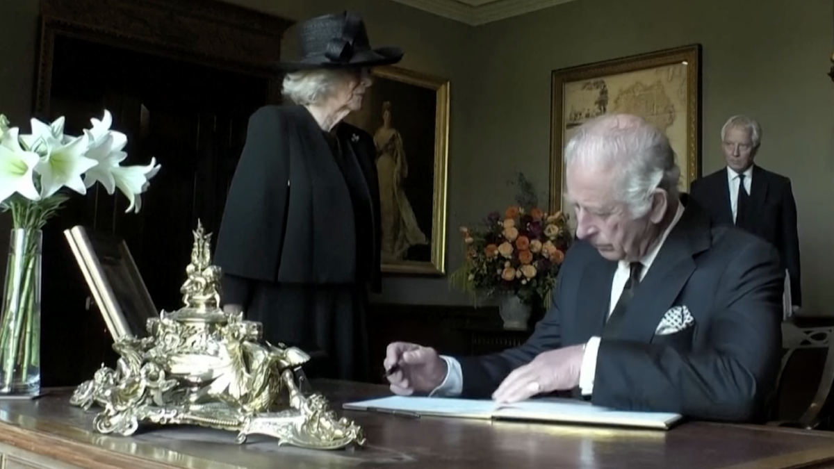 «Every stinking time» – König Charles' Fülli macht ihm Mühe