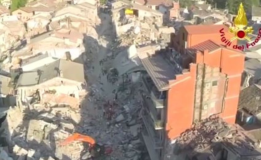 Völlig zerstört: Neue Drohnen-Aufnahmen zeigen das Ausmass der ...