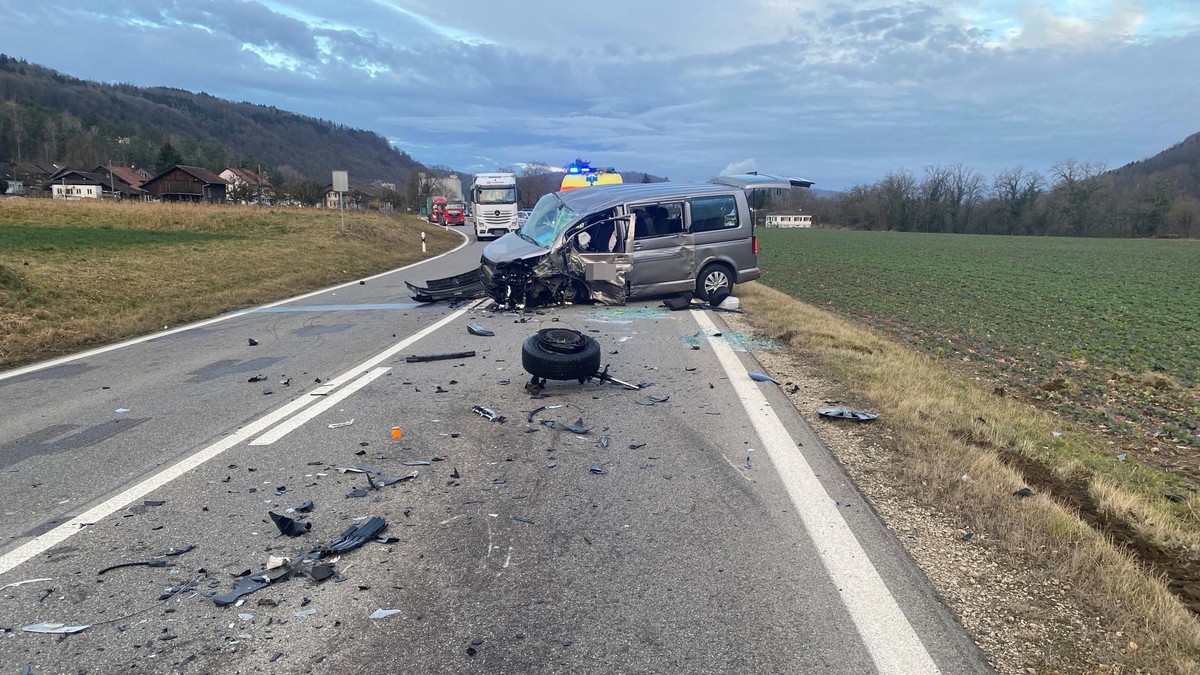 Drei Verletzte bei Frontalkollision in Mellikon AG