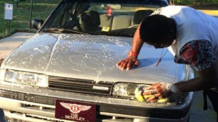 Footballer Alfred Morris bleibt seinem 2-Dollar-Mazda treu.