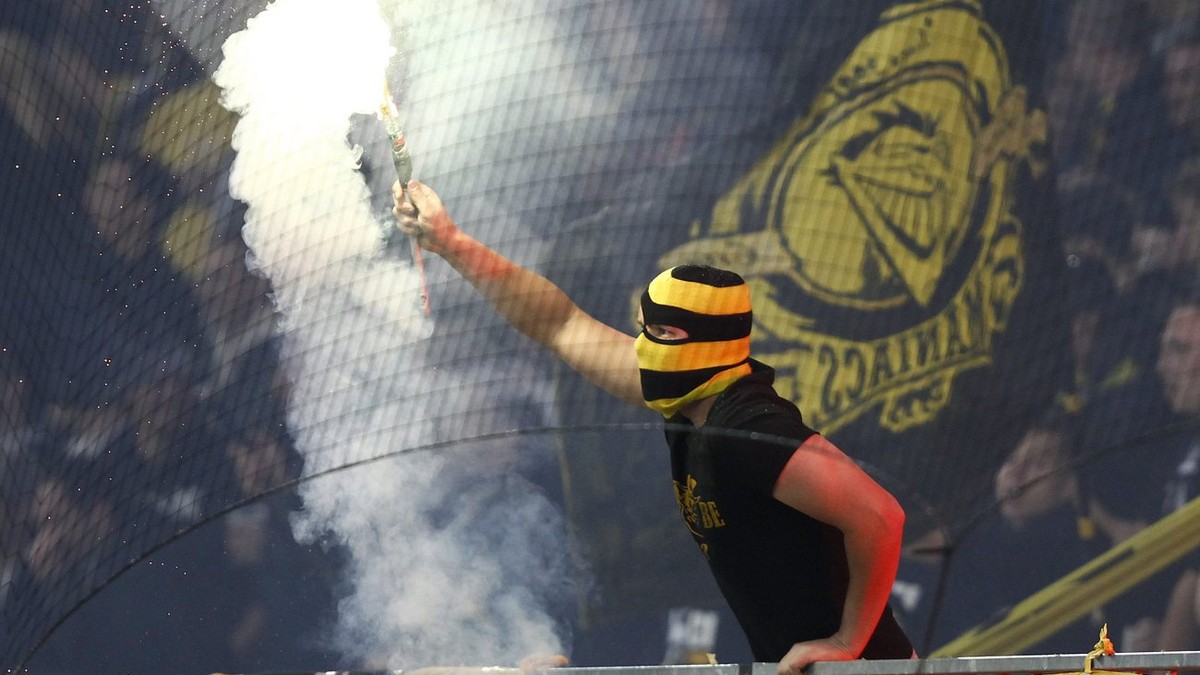 YB-Fan zündet Pyro und verletzt sich schwer an der Hand