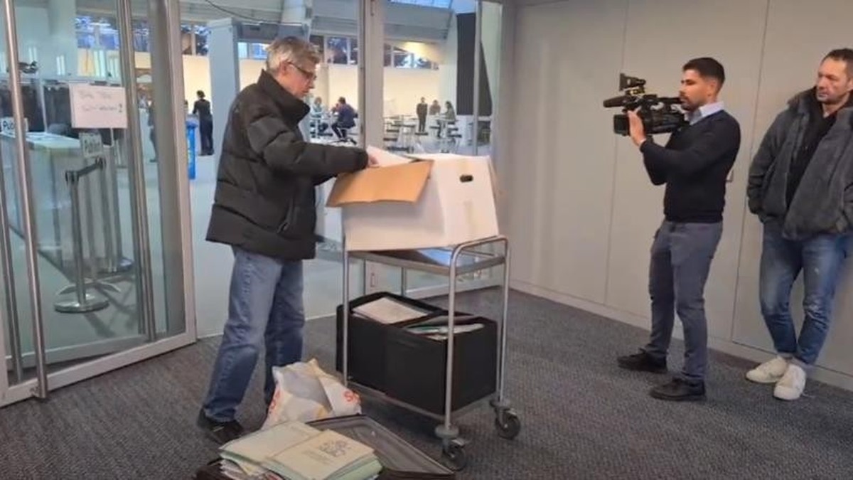 Zürich: Mann deponiert angeblich zahlreiche geheime Akten im Kantonsrat