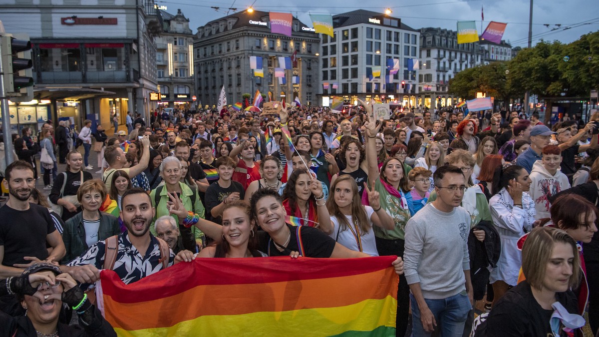 Rund 2000 Personen ziehen an bunter Pride-Demo durch Luzern