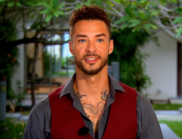 Der Bachelor nascht zum ersten Mal an einer Lady Der Bachelor nascht zum ersten Mal an einer Lady
