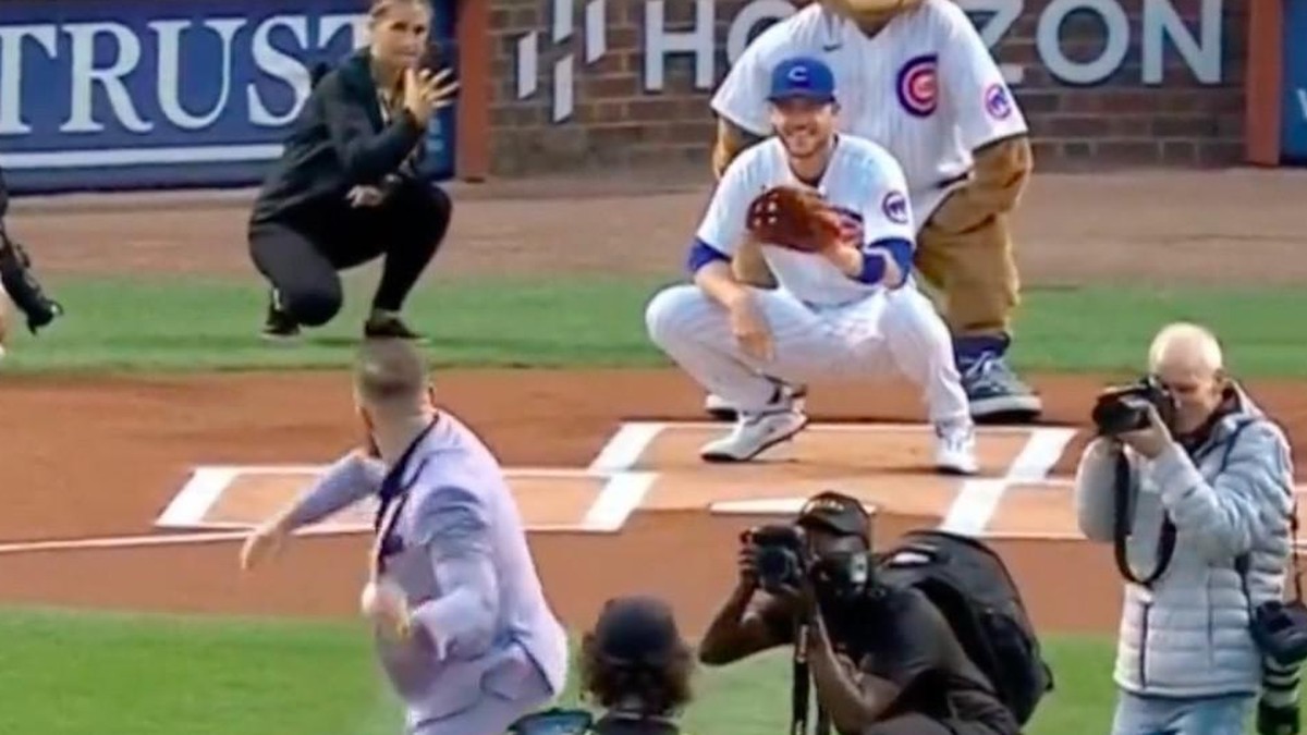 UFC-Fighter Conor McGregor wirft den Baseball fast aus dem Stadion