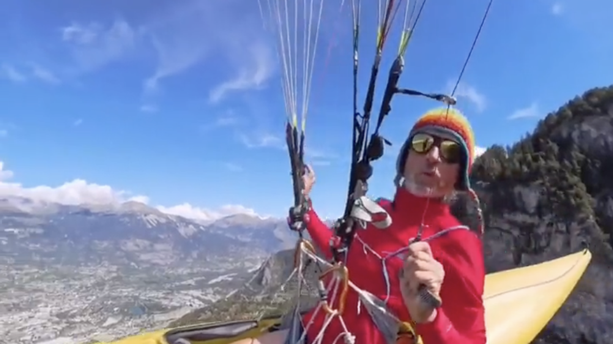 Der Walliser Paraglider Philou wird mit seinem Kajak zum Internetstar