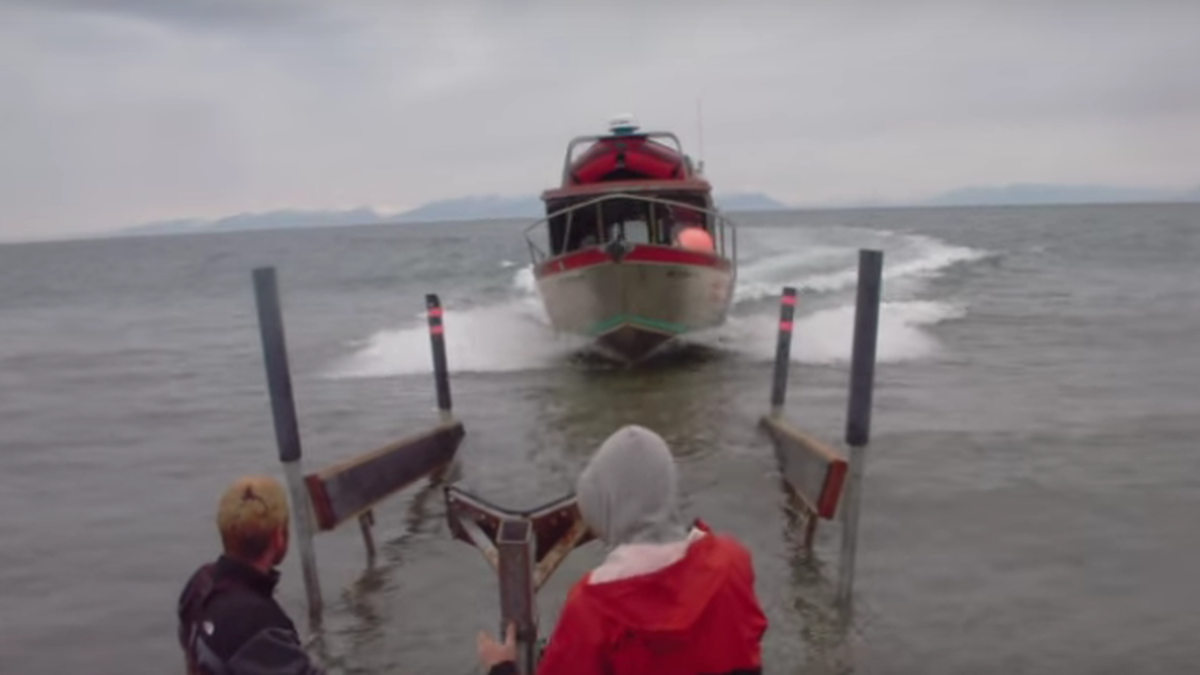 Das Boot rast auf den Anhänger: Die haben das nicht zum ersten Mal gemacht