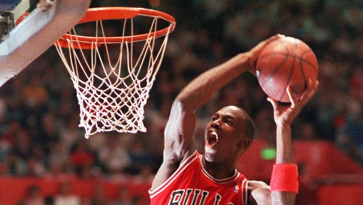 Gott verkleidet sich und verzückt als Michael Jordan die Basketball-Welt