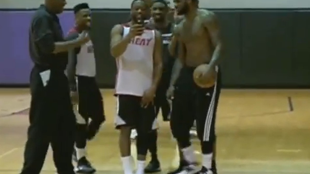 Wenn LeBron James halbnackt zum Korb steigt, staunen und filmen sogar ...