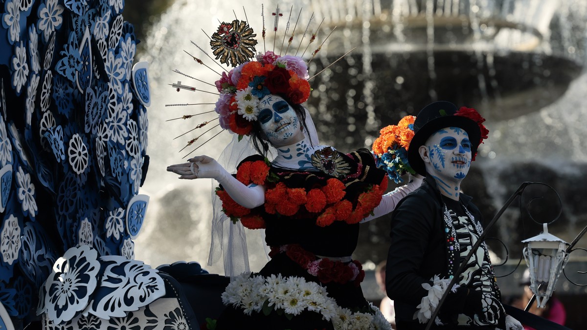 Mexiko feiert Tag der Toten mit farbenfroher Parade