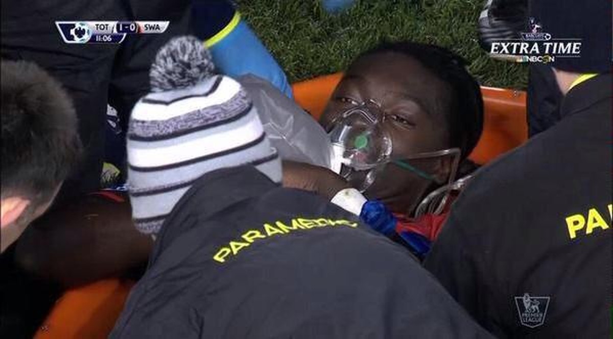 Schock-Moment an der White Hart Lane: Bafetimbi Gomis bricht auf dem ...