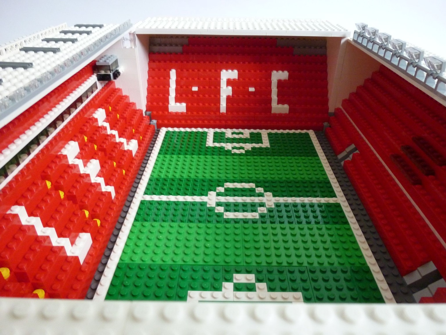 Anfield Road und Co.: Englische Fussballstadien detailgetreu aus Lego ...