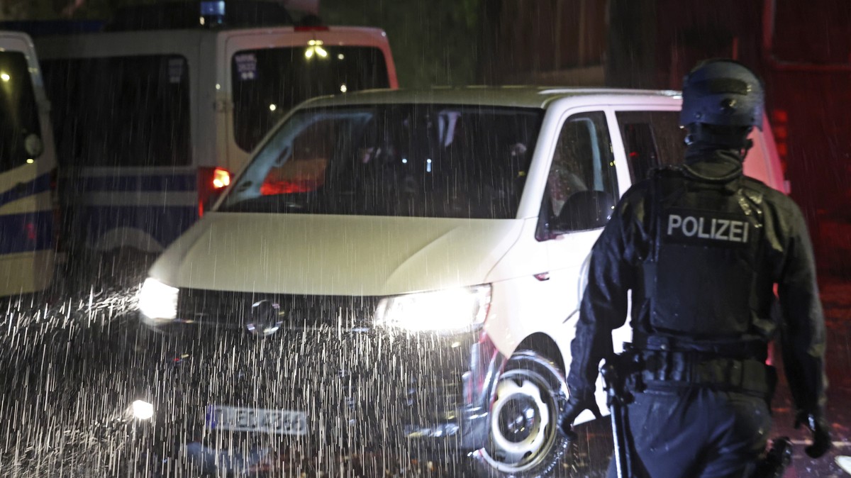 Attentäter stellt sich nach Messerattacke in Solingen