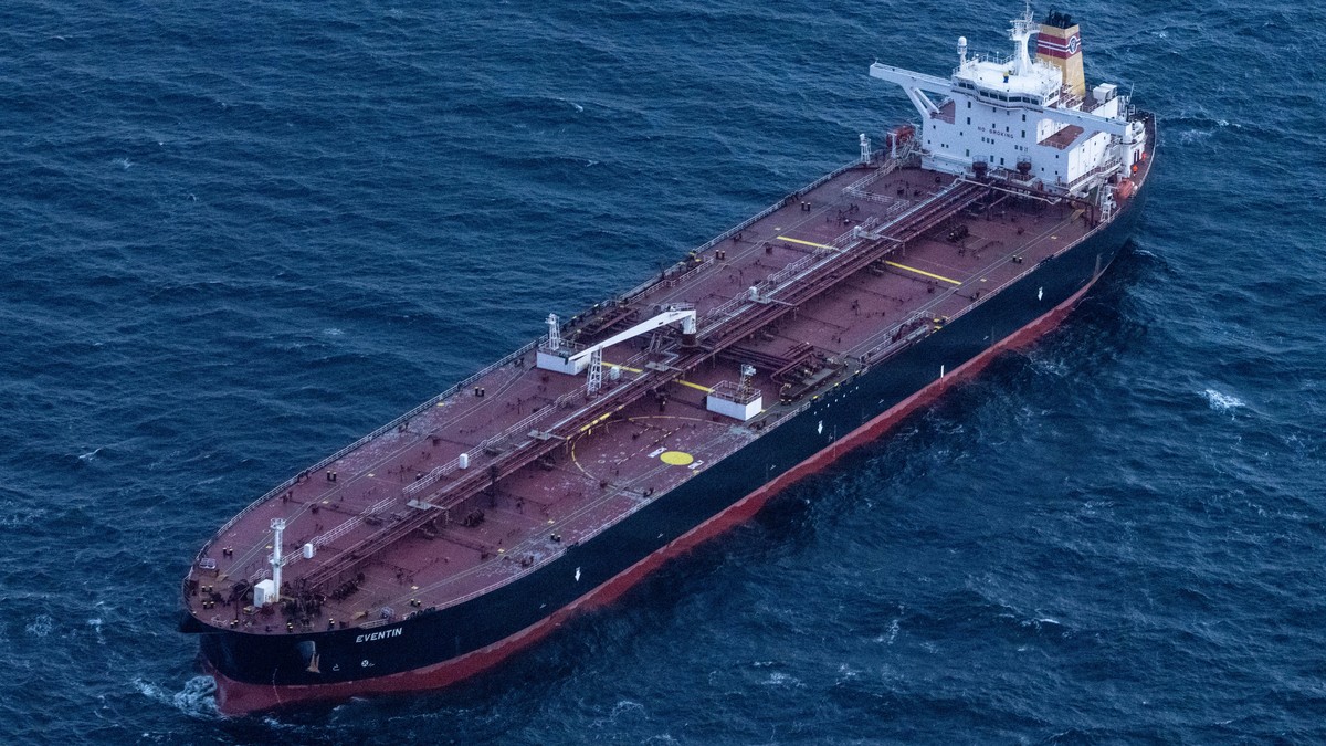 Schlepper halten havarierten Tanker «Eventin» vor Rügen in Position