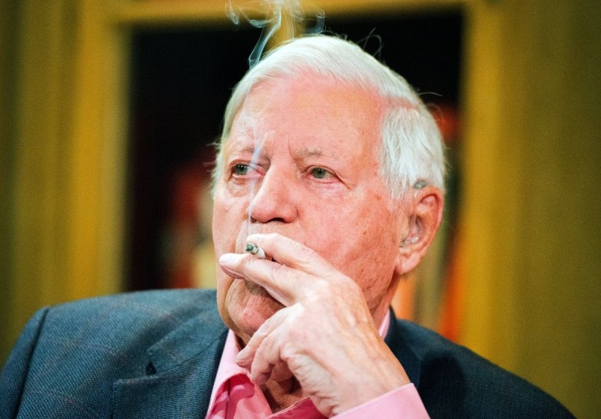 Nach 1 Million Zigaretten: Helmut Schmidt gibt das Rauchen auf - watson