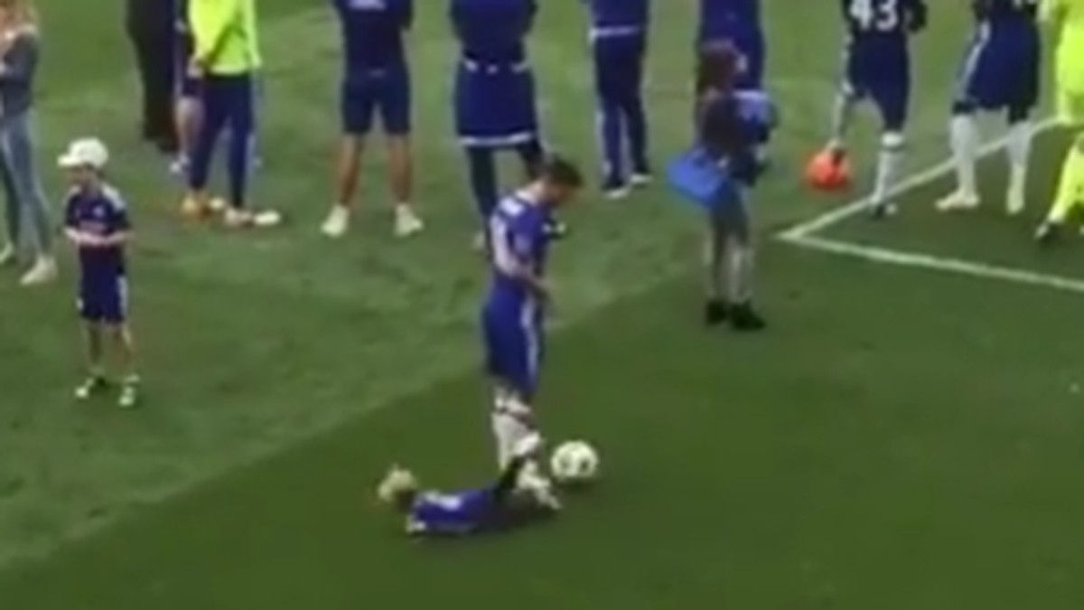 Fies: Eden Hazard stellt seinem 2-jährigen Sohn Leo beim ...