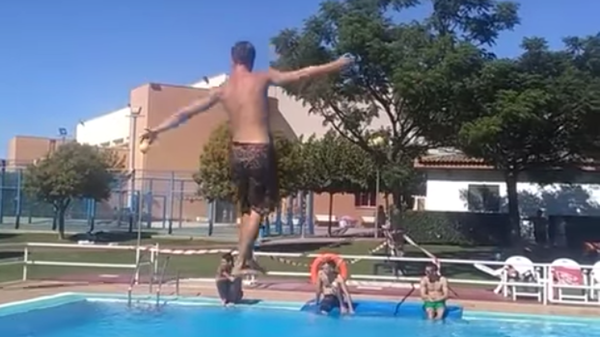 Slackline-Artist begeistert mit Balance-Akt über Pool