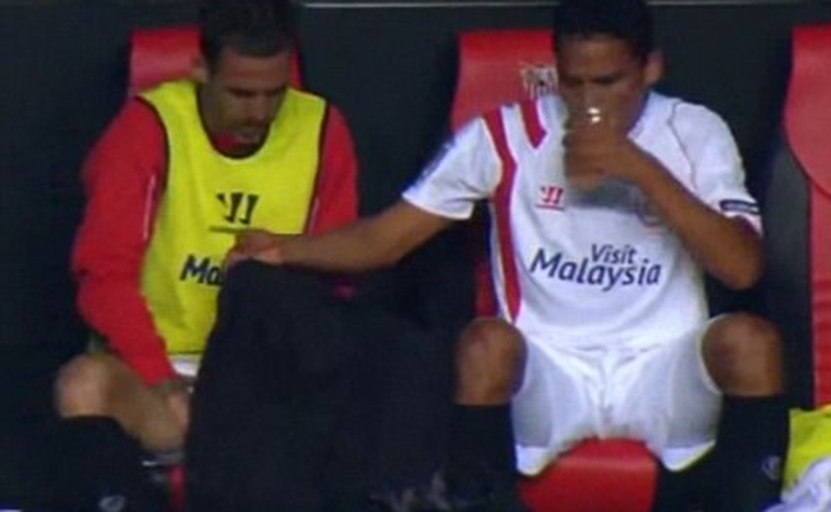 Und dann stellt er den Becher einfach hin ... Sevilla-Profi beim Pinkeln auf der Bank erwischt