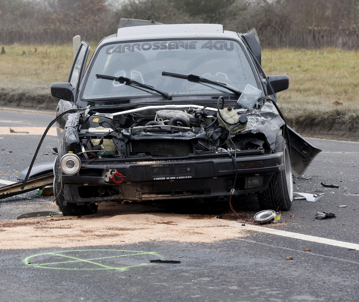 Vier Verletzte bei Frontalunfall im Kanton Zug