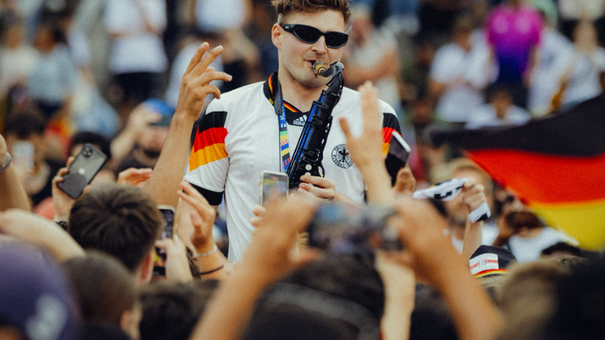 EM 2024: Saxophonist geht viral und wird Sinnbild der deutschen Euphorie