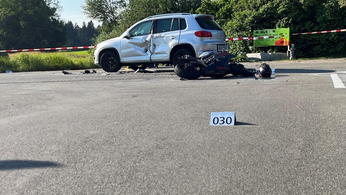 Pfäffikon: Motorradfahrer bei Kollision mit Auto schwer verletzt