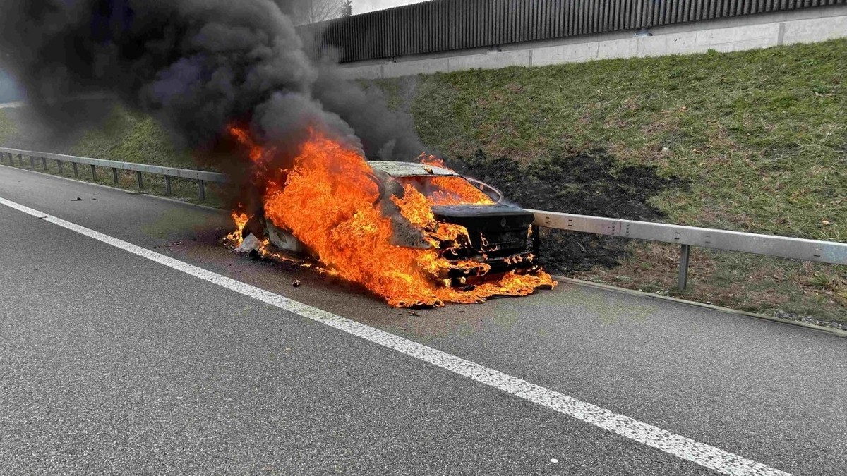 Fahrzeug brennt auf der Autobahn A1 komplett aus