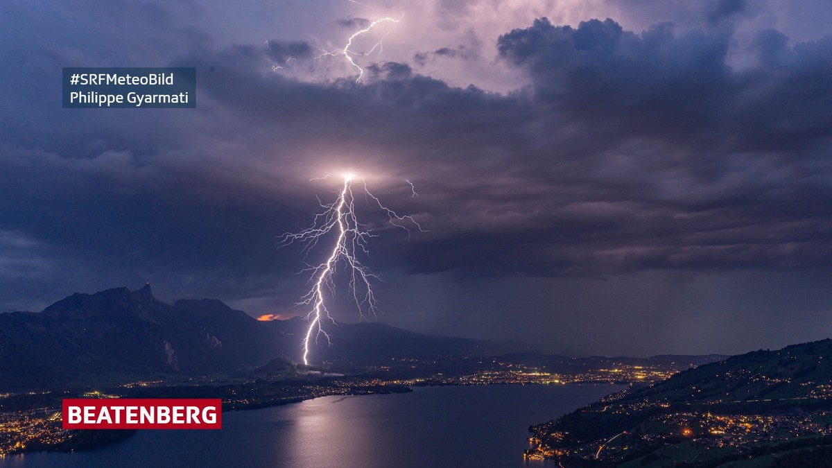 Gewitterfront zieht über die Schweiz: Hagel, Blitze, Wind und viel Regen