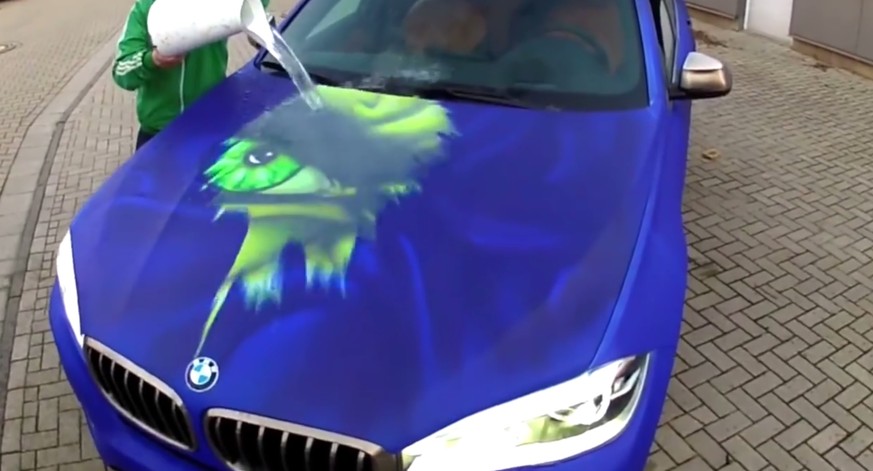 Woah! Schau mal, was passiert, wenn man heisses Wasser über dieses Auto ...