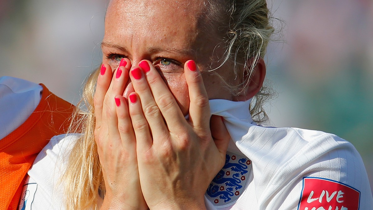 Mehr Pech geht nicht: Englands Laura Basset trifft per Lattenunterkante ...