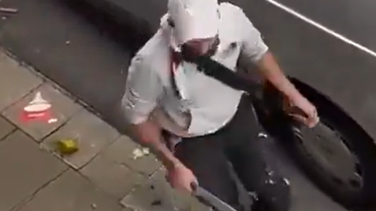 Mann mit Machete legt in Deutschland Brände und rammt Läden