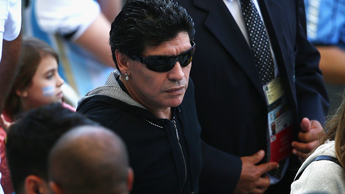 Maradona haut wegen Suarez auf den Putz: «Warum schickt ihr ihn nicht ... Maradona haut wegen Suarez auf den Putz: «Warum schickt ihr ihn nicht ...
