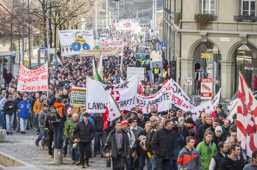 Bauern protestieren in Bern gegen die Sparpläne des Bundes