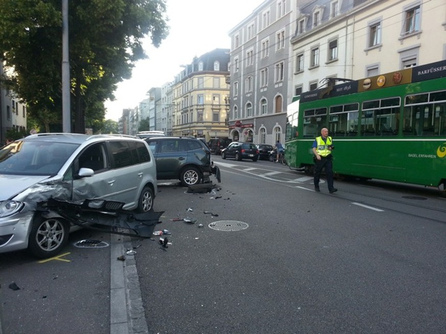 Unfall in Basel: Tram prallt in Auto, worauf dieses ein weiteres Auto rammt