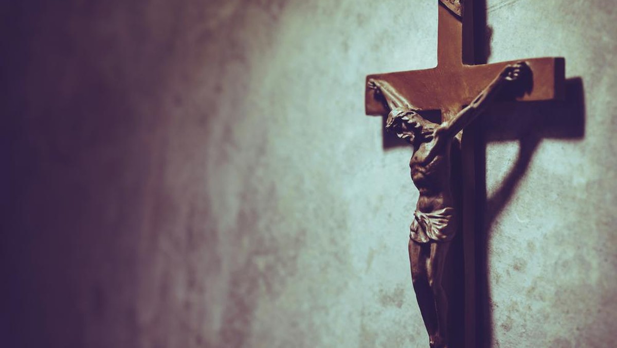 Das Kruzifix ist eine martialische Darstellung des Todes von Jesus.