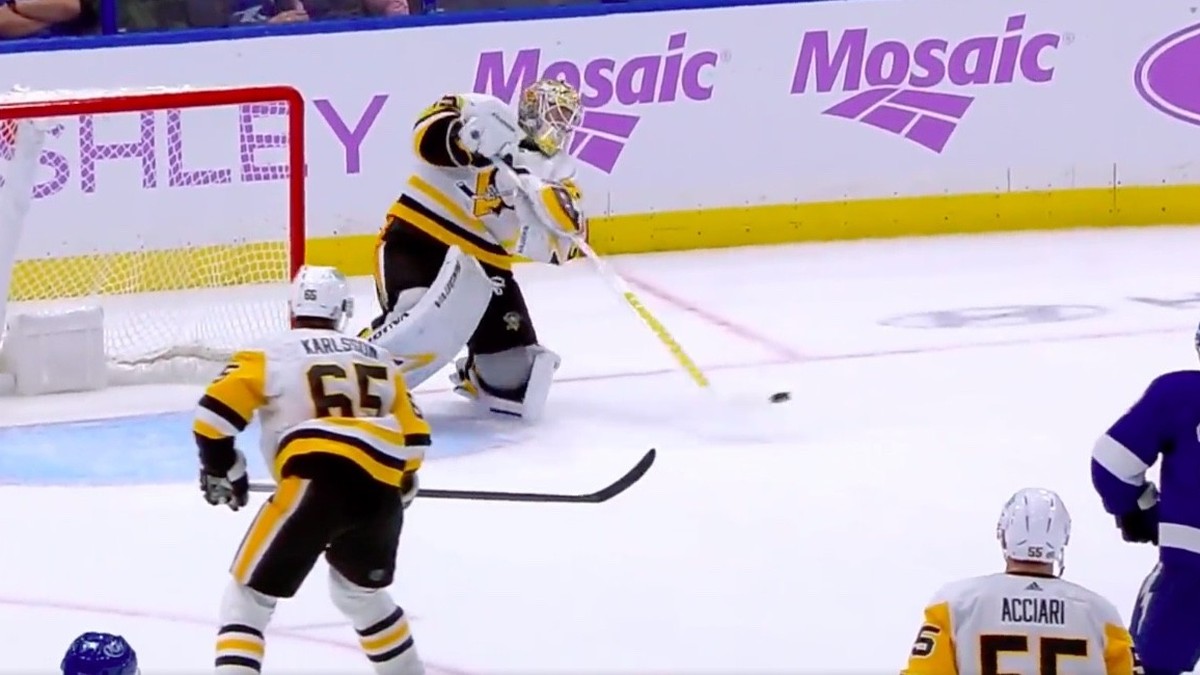 NHL: Pittsburghs Torhüter Tristan Jarry gelingt ein Goalie-Goal