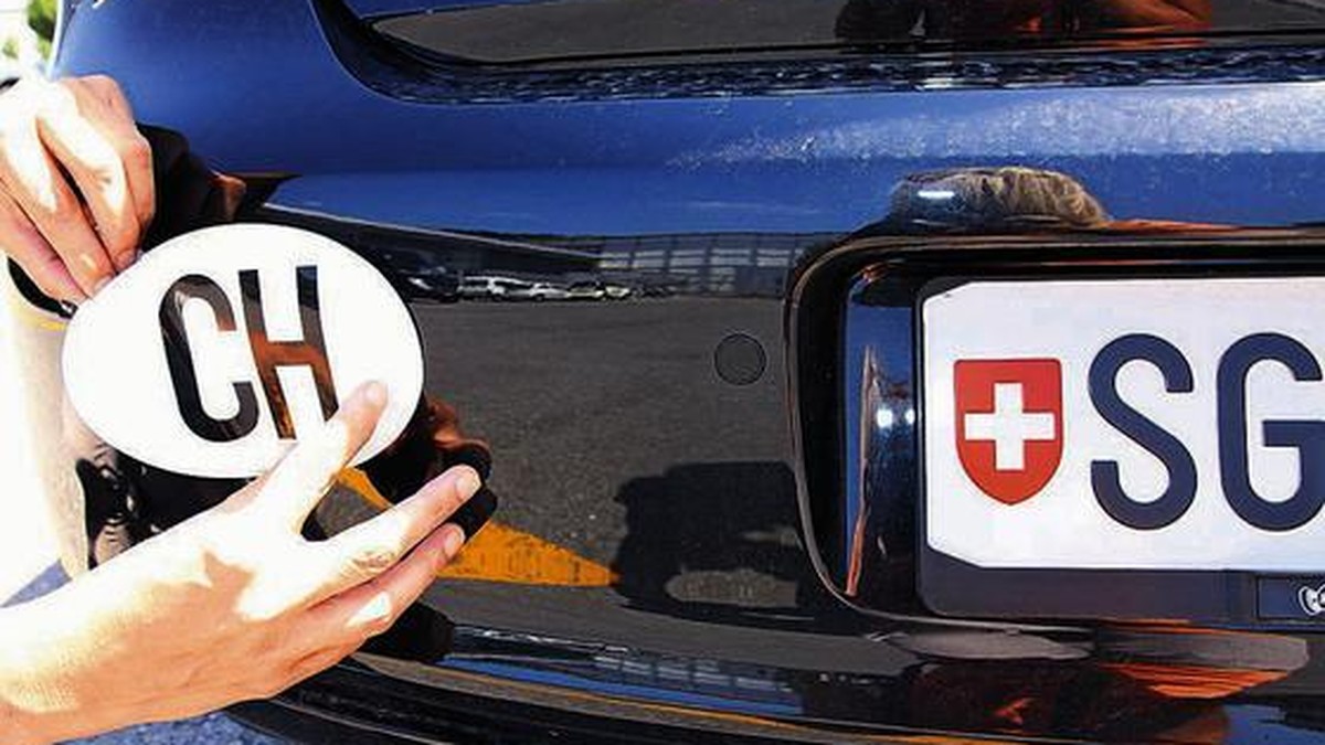 «CH»-Kleber bald überflüssig? Initiative fordert Integration in die ...