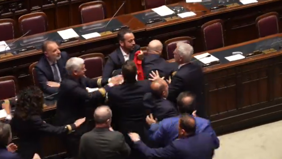 Italien: Handgemenge im Parlament – Abgeordneter geht zu Boden