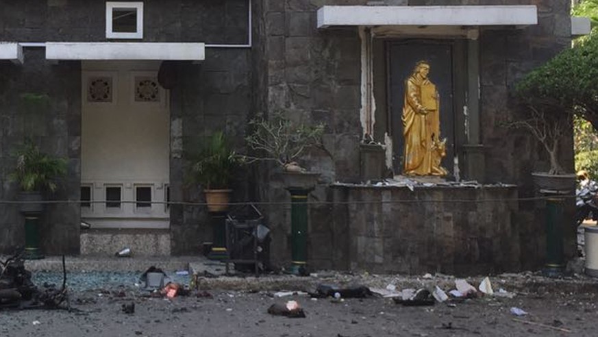 Zehn Tote bei Anschlägen auf Kirchen in Indonesien