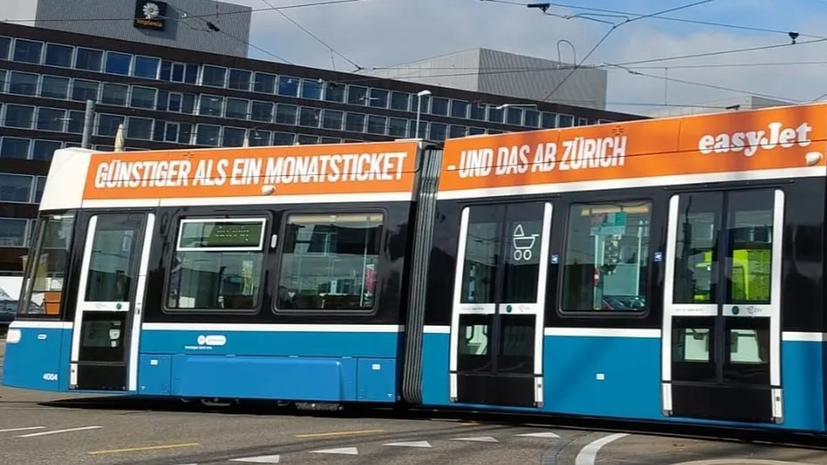 Easyjet wirbt ausgerechnet auf einem Tram für Billigflüge