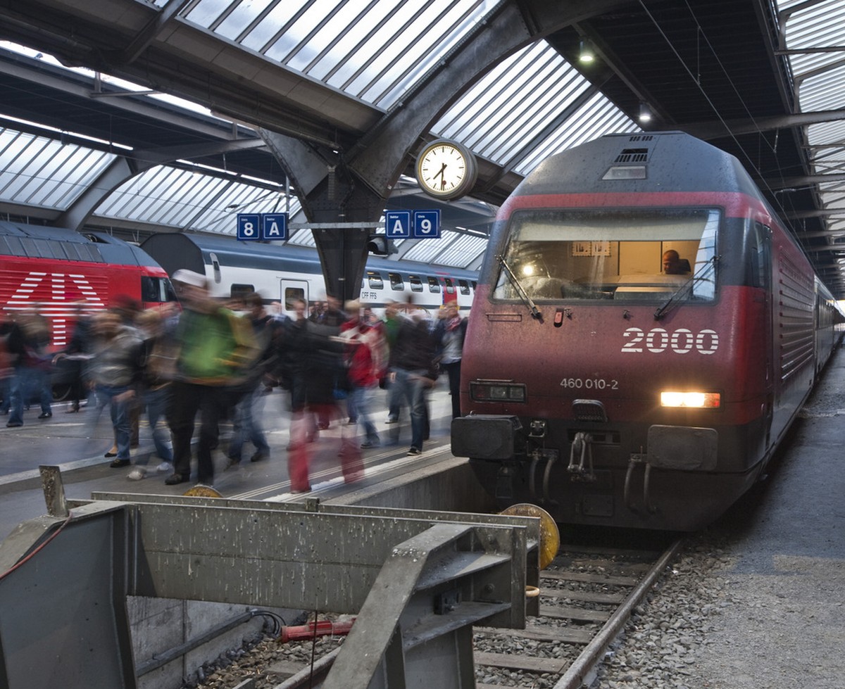 SBB modernisieren rote Lokomotiven der Bahn 2000
