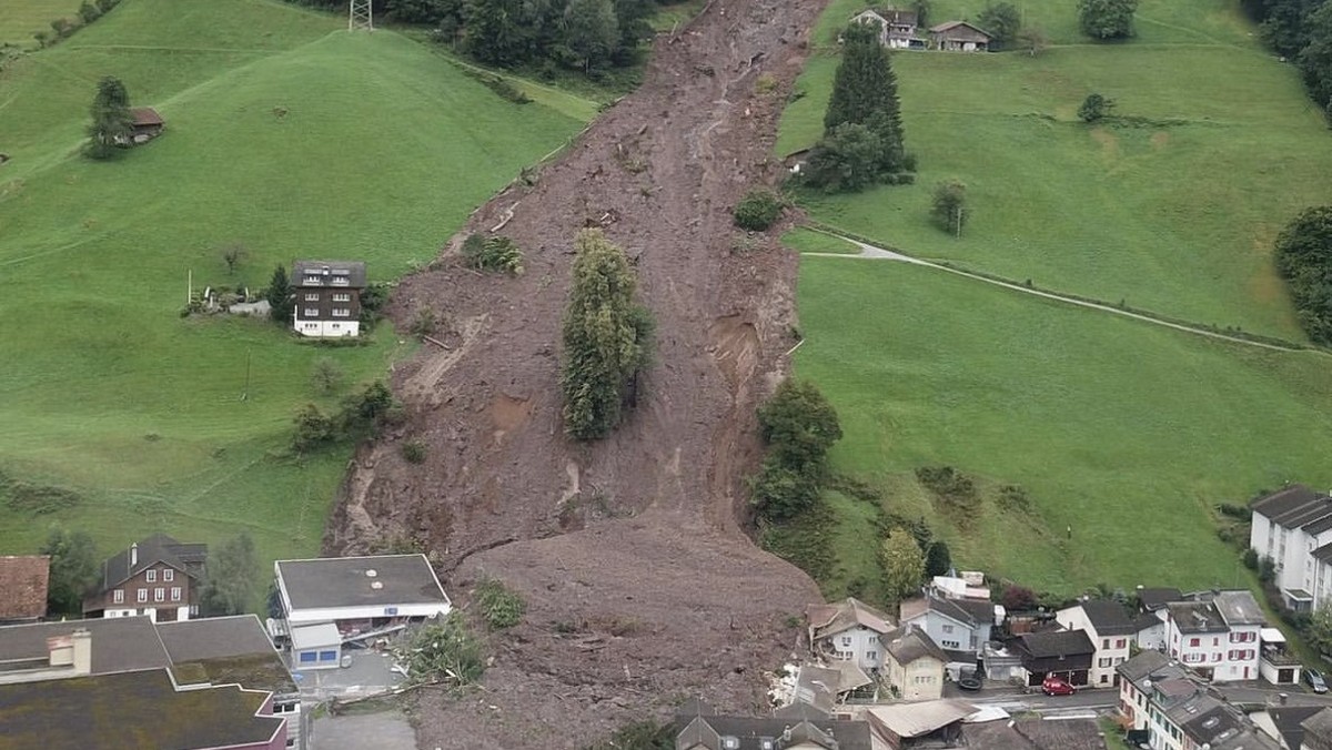 Nach Starkregen – gewaltiger Erdrutsch in Schwanden GL