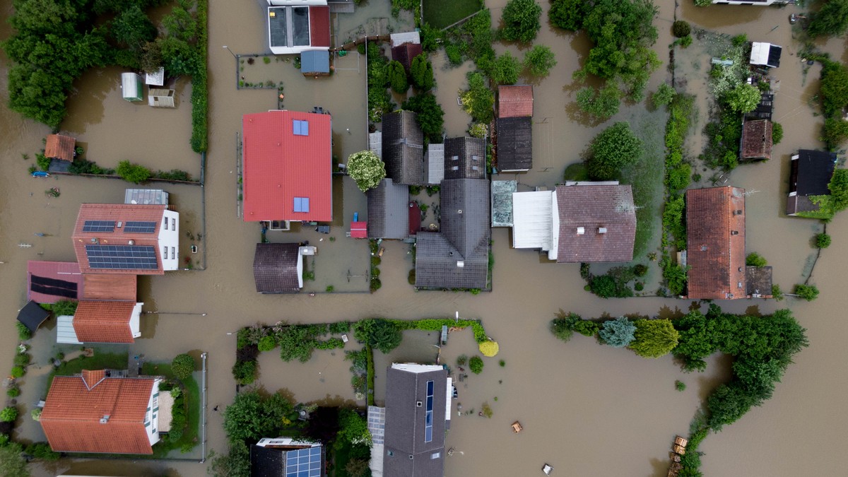 Hochwasserlage spitzt sich zu: Zehntausende kämpfen gegen die Fluten