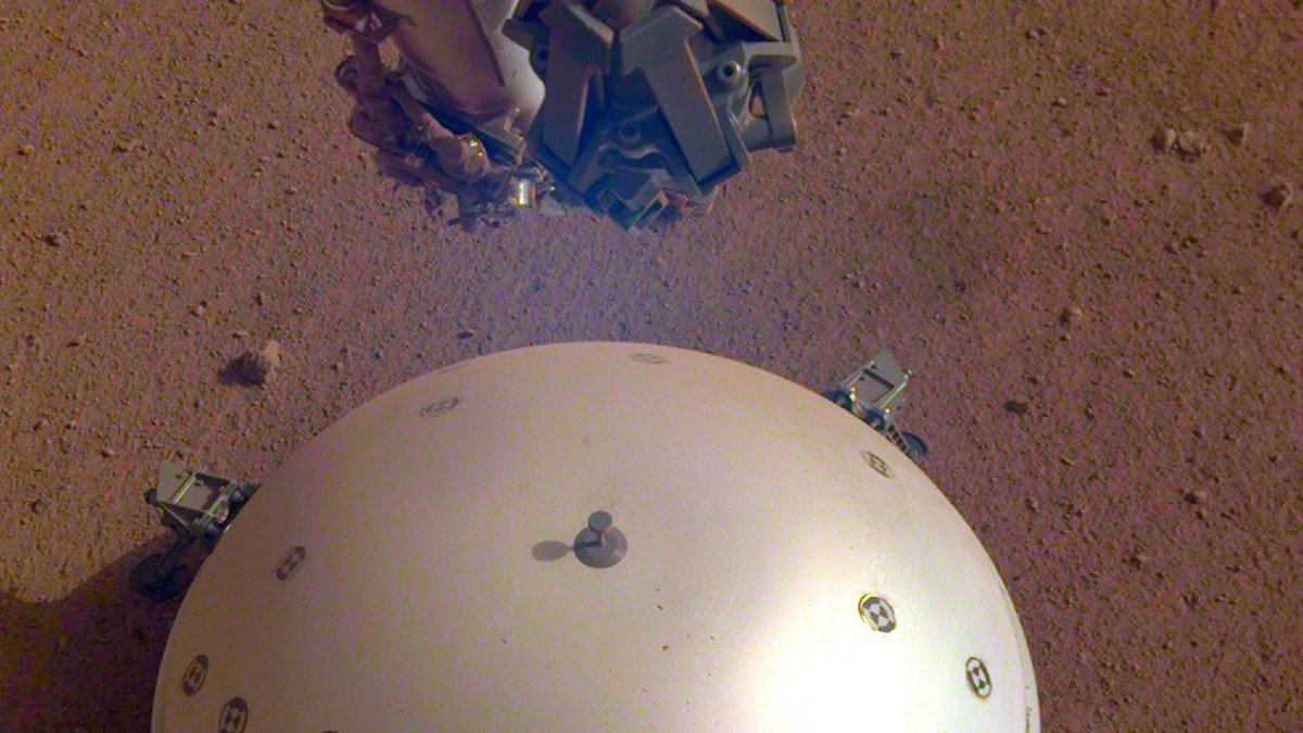 Marssonde InSight zeichnet erstmals Marsbeben auf