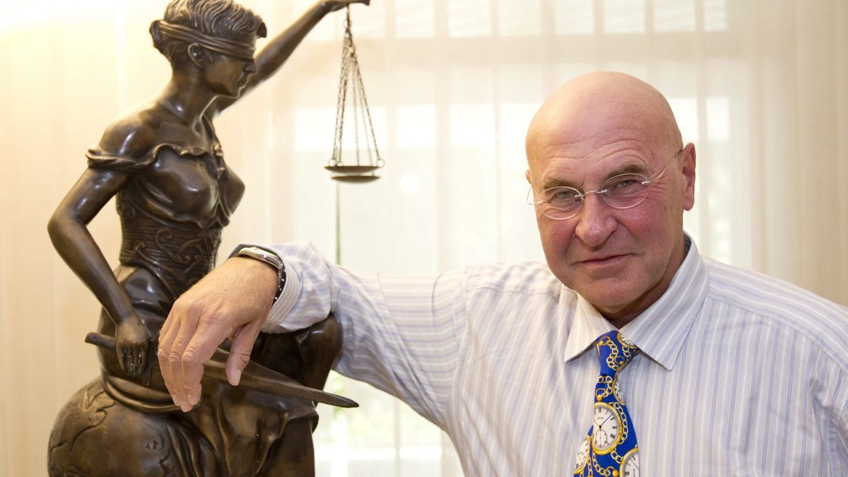 Die SVP vertagt den Entscheid über die Nomination von Anwalt Valentin ...